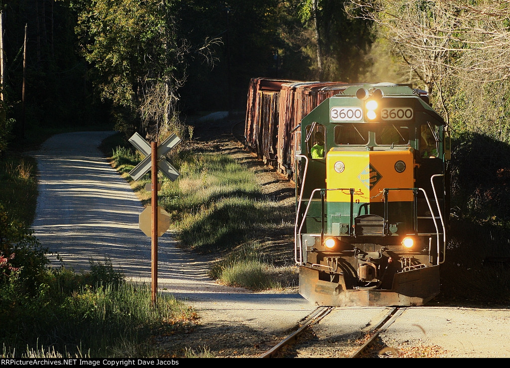 HRRC 3600 leads NX13 over River Road